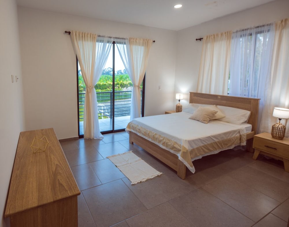 Grand Cypress Luxury Home 
Amazing Location/ Outdoor Pool, Free Wifi ,
Terraza - Montenegro