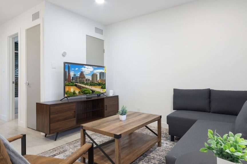 Modern Spotless Austin Unit 5 Min Drive Downtown - Austin, TX