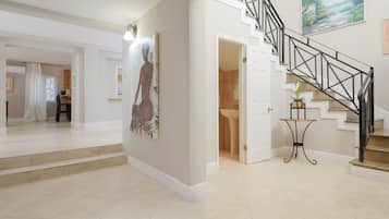 Four-Bedroom Villa | Área de estar | TV