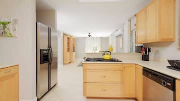 Four-Bedroom Villa | Cozinha privada | Geladeira grande, micro-ondas, cooktop, cadeirão de bebê