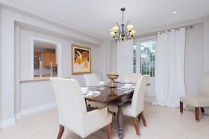 Four-Bedroom Villa | Sala de jantar