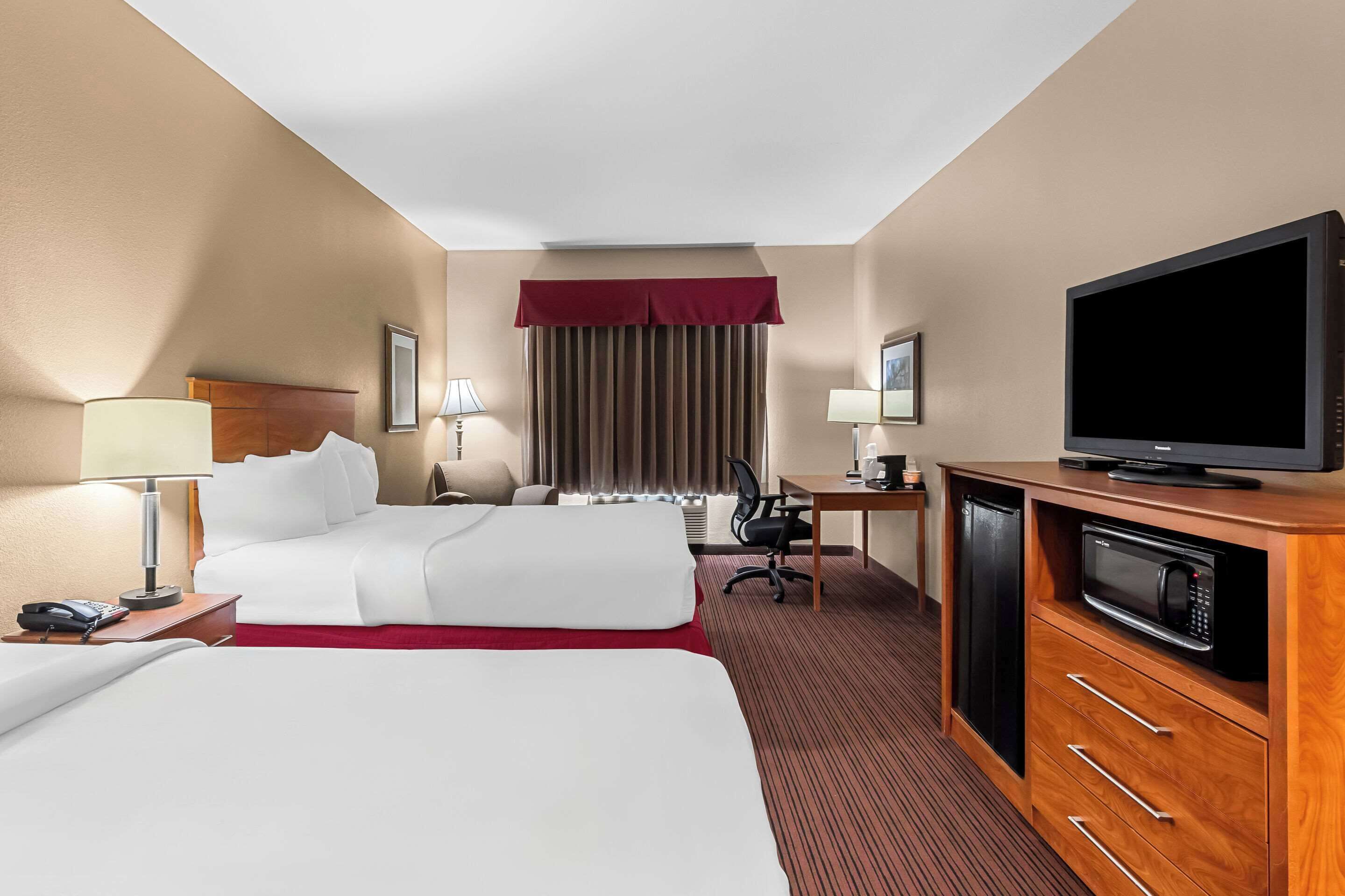 Quarto Standard, 2 camas queen-size, não fumadores | Cofre no quarto, ferro/tábua de engomar, Wi-fi grátis 