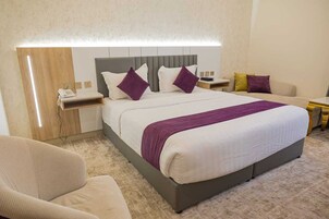 Quarto casal conforto | Cofres nos quartos, cortinas blackout, Wi-Fi de cortesia