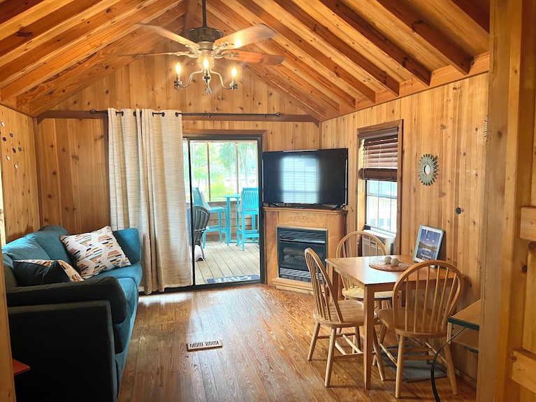 Lakefront Tiny Cabin Amazing View On Lake Marion! Pet Friendly & Sleeps 6 - South Carolina