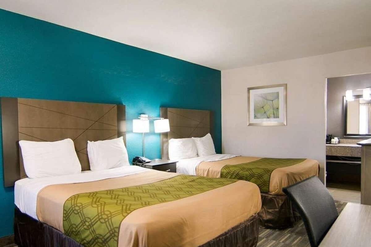 Quarto casal, 2 camas Queen, para não fumantes, micro-ondas | Escrivaninha, cortinas blackout, quartos à prova de som
