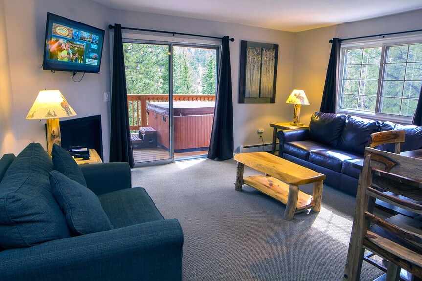 Condo Overlooking Fall River With Personal Hot Tub - 에스테스 파크