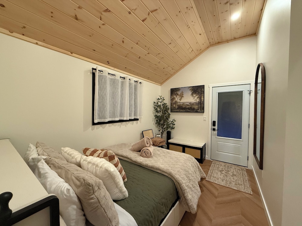 Bala Vida Cabin - Steps to Lake Muskoka w/ pond, fire pit & cedar ...