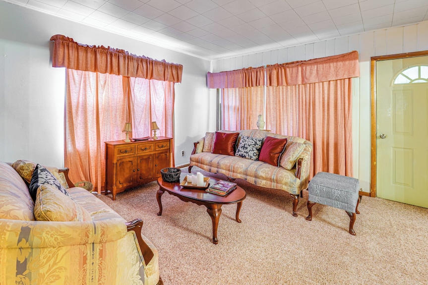 Ottawa Home W/ Porch, Near Starved Rock State Park - Ottawa, IL