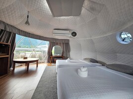 1 quarto, escrivaninha, espaço de trabalho para notebook