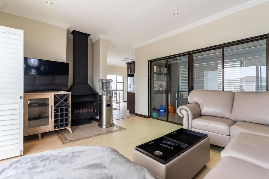 Charming 6-bedroom Cottage With Wifi, Ac In Beautiful Cape Town -