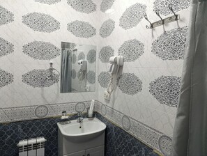 Quarto Twin Cidade | Casa de banho | Artigos de higiene pessoal grátis, um secador de cabelo, chinelos