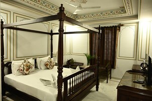 Secretária, quartos insonorizados, Wi-fi grátis 