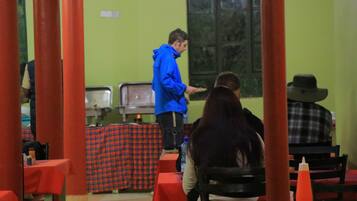 Café da manhã com buffet grátis todos os dias