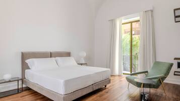 Quarto executivo, vista para a cidade | Roupas de cama premium, cofres nos quartos, escrivaninha