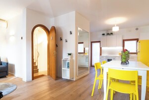 Apartamento, mezanino | Sala de estar | TV de ecrã plano 