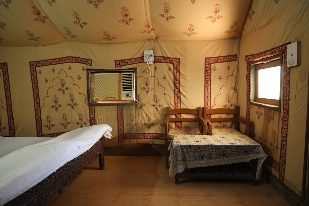 Um quarto com uma cama, uma mesa e uma cadeira.