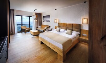 Suite-Estúdio Deluxe, vista para o vale | Sala de estar | TV de ecrã plano, piso aquecido