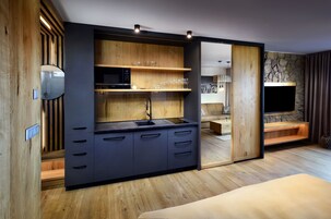 Suite-Estúdio Deluxe, vista para o vale | Cozinha privada | Minifrigorífico, um micro-ondas, uma placa de cozinha