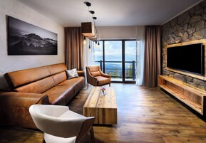 Suite-Estúdio Deluxe, vista para o vale | Sala de estar | TV de ecrã plano, piso aquecido