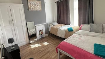 4 quartos, Wi-Fi de cortesia, roupa de cama