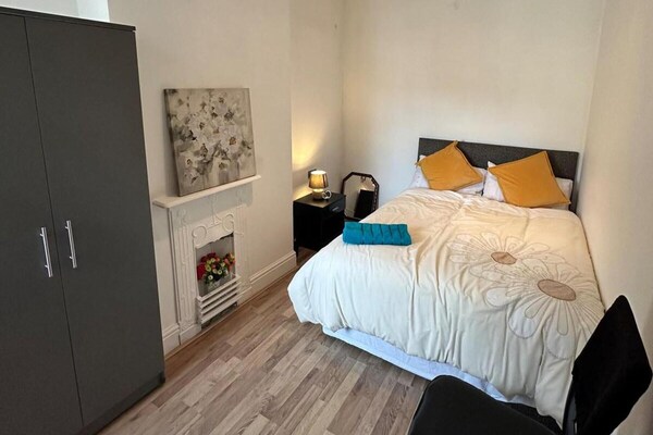 4 Bed House - Sleeps 10 - Garden - Parking - Wifi - Doncaster