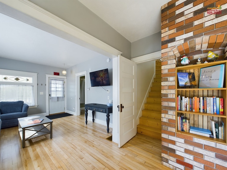 Anna's Place-lake Superior Across The Highway, Downtown - Michigan