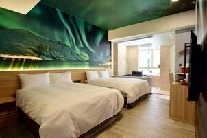 Quarto de hotel com duas camas, um mural grande na parede e vista da cidade.
