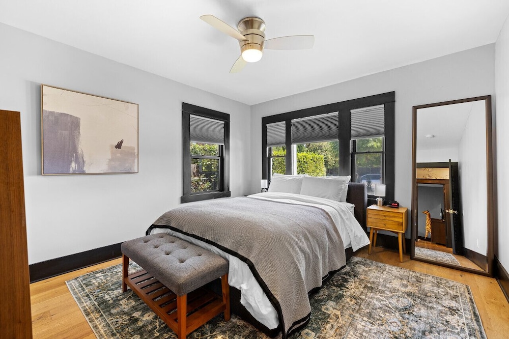 Charming 2br In Heart Of La With Spacious Backyard - Beverly Hills, CA
