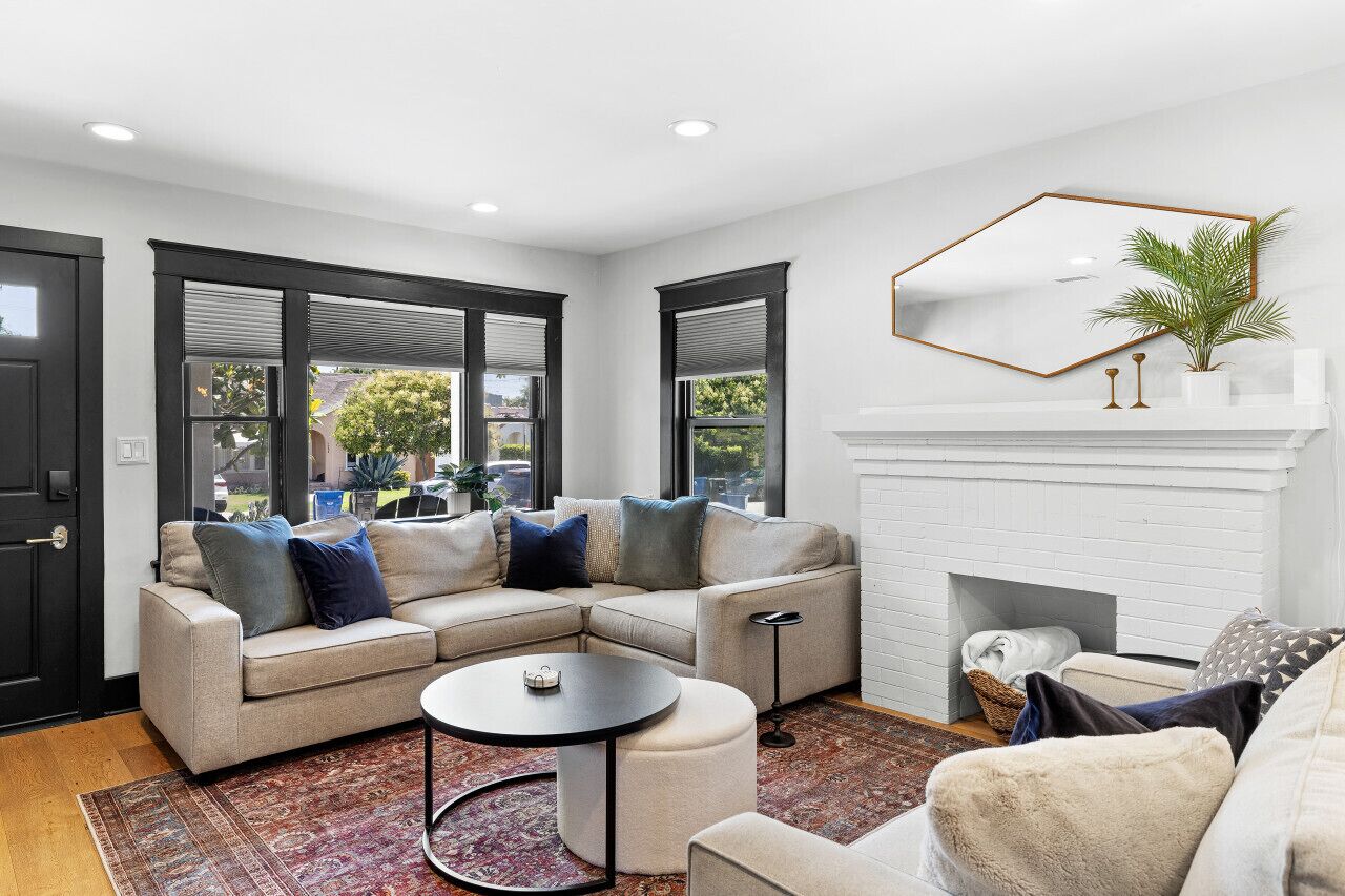 Charming 3br In Heart Of La With Spacious Backyard - Los Angeles, CA