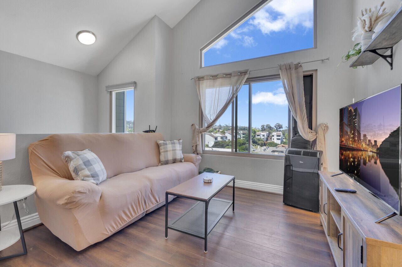 Point Loma 2br Townhome W/ Parking, Prime Location - San Diego