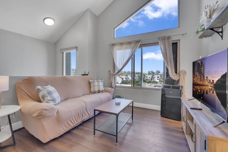 Point Loma 2br Townhome W/ Parking, Prime Location - San Diego