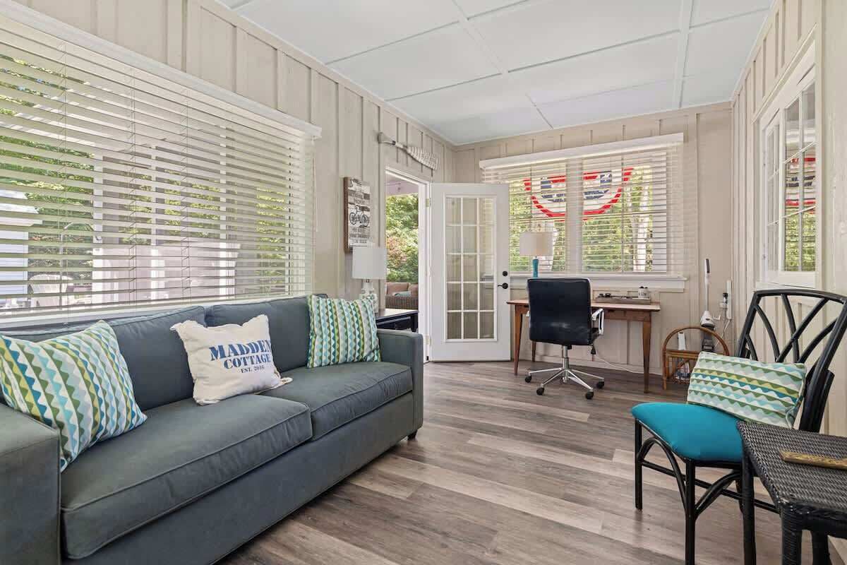 Classic Cottage W/ Hot Tub, Steps From The Beach - Three Oaks, MI