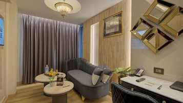 Suite-Estúdio de Luxo, fumadores, no piso executivo | 1 quarto, roupa de alta qualidade, edredões de penas