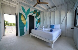 Quarto luxo, 1 cama King, ao lado da praia | Wi-Fi de cortesia, roupa de cama