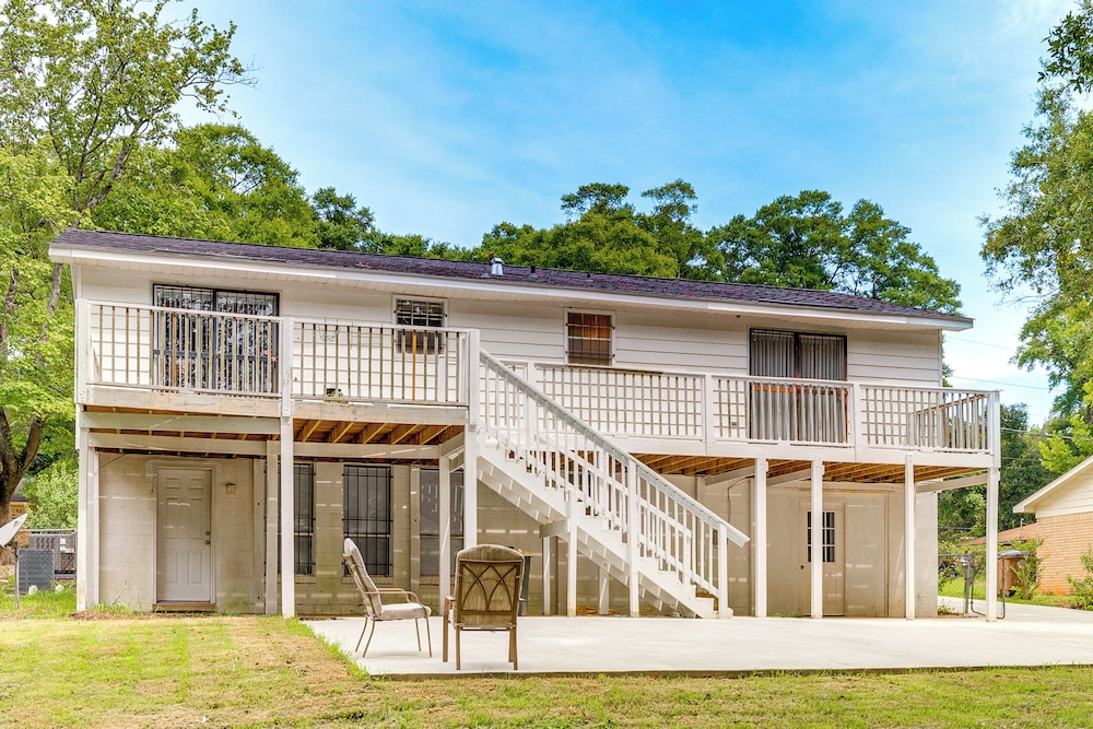 Walkable Mobile Apartment W/ Fenced-in Yard - Mobile, AL