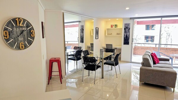 Apartment In The Heart Of El Poblado, Steps From The Zona Rosa - Medellín