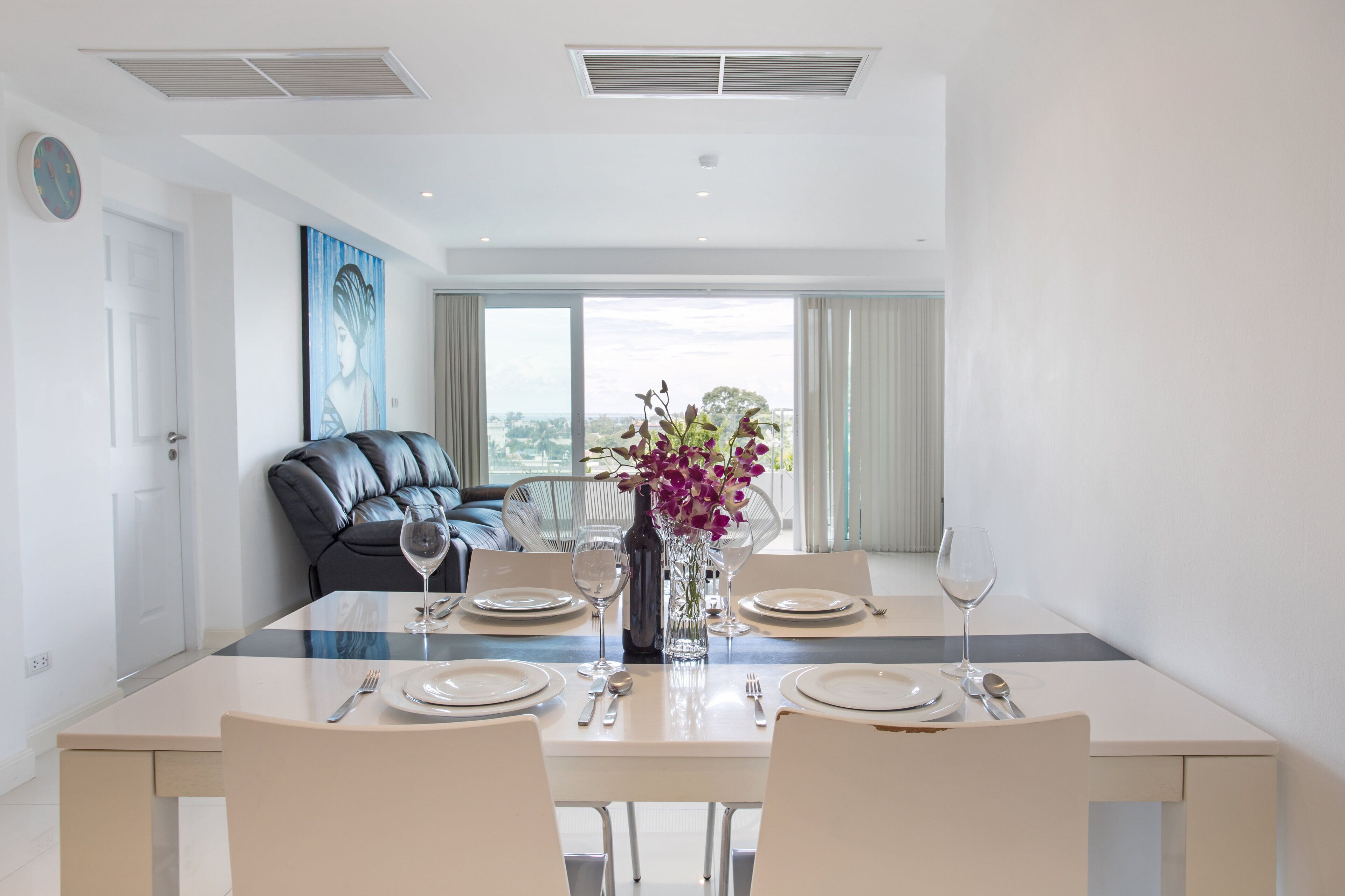 Apartamento Exclusivo, 2 quartos, varanda, vista parcial para o mar | Refeições no quarto