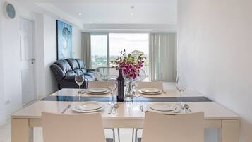 Apartamento Exclusivo, 2 quartos, varanda, vista parcial para o mar | Refeições no quarto