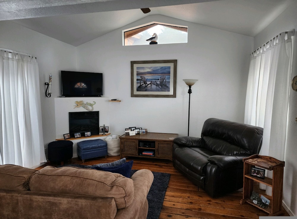 Oceanview Cabin 27 W Jacuzzi Enjoyable Views - Brookings, OR
