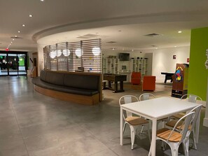 Estúdio | Secretária, internet de alta velocidade 