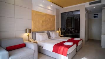 Quarto Twin Superior, varanda, vista parcial para o mar | Cofre no quarto, secretária