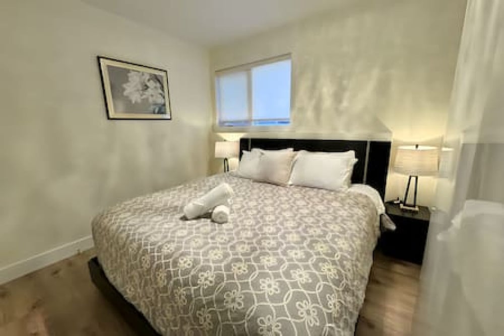 Lake View Poolside Private Suite - Peachland