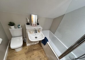 Casa de campo | Banheiro | Chuveiro/banheira combinados, banheira de imersão, secador de cabelo 