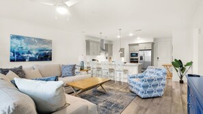 Condo, várias camas, sacada, vista para o jardim (Pinewood30A 436 - No Pets Allowed) | Área de estar | TV de tela plana 42 polegadas com canais digitais