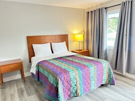 Quarto Individual Deluxe, vista para o jardim | Secretária, secretária adequada para computadores portáteis 