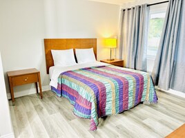 Quarto Individual Deluxe, vista para o jardim | Secretária, secretária adequada para computadores portáteis