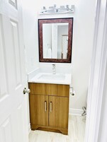 Um polibã, artigos de higiene pessoal grátis, toalhas fornecidas, sabão 