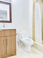 Quarto Individual Deluxe, vista para o jardim | Casa de banho | Um polibã, artigos de higiene pessoal grátis, toalhas fornecidas, sabão