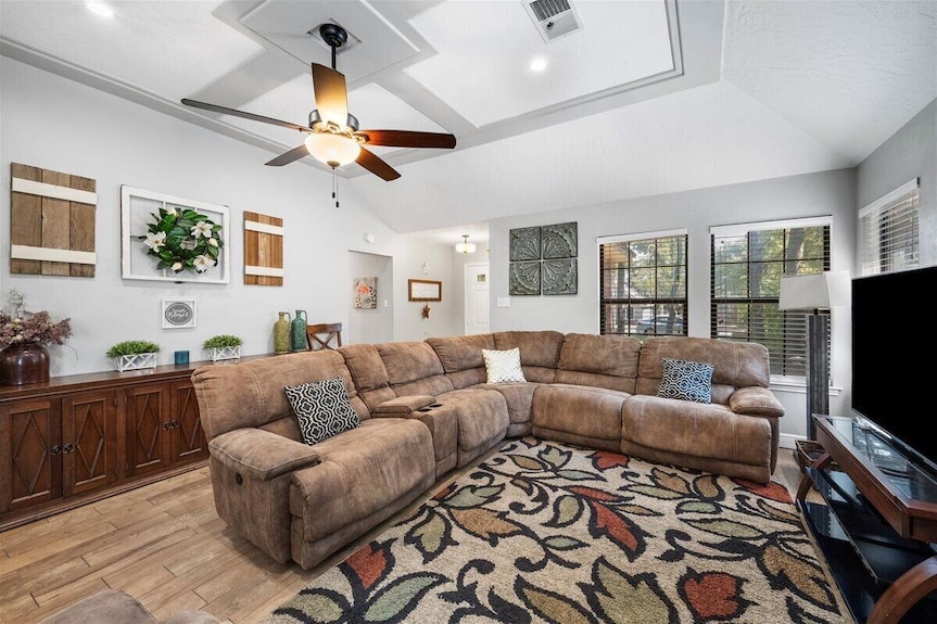 Family Retreat - Jetted Bathtub - Next To Park With Pool, Tennis, & Playground! - Leander, TX