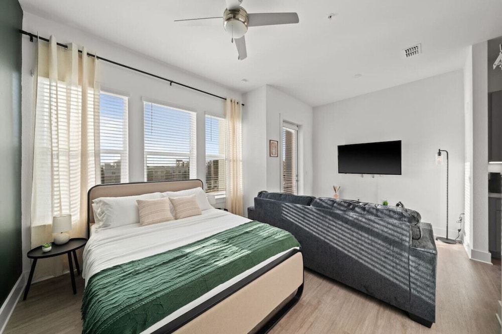 Stylish Studio | Downtown Views | Saltwater Pool! - Temple Terrace, FL